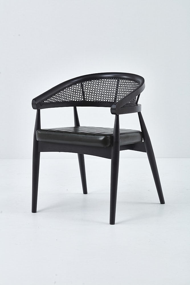 Balaz Sandalye - Doğal Deri ve Modern Tasarımın Zarif Uyumu